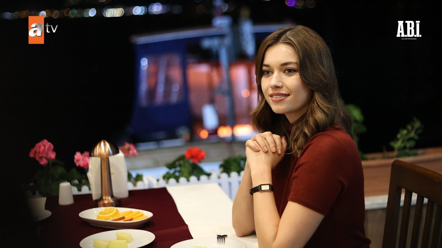 Afra Saraçoğlu se întoarce/Serialul A.B.İ. va debuta în această seară ...